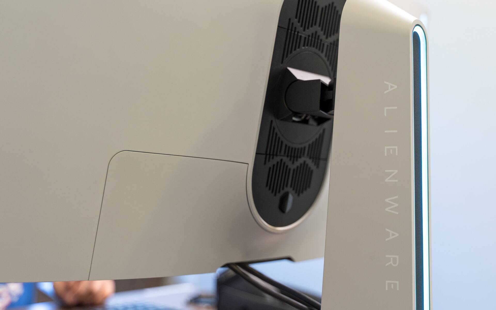 Alienware 34-Inch Curved Gaming Monitor Review: Sleek Refresh for 2019